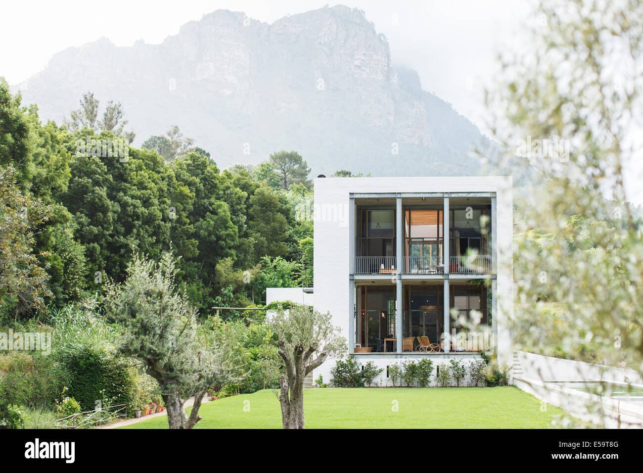 Luxury rural housing hi-res stock photography and images - Alamy