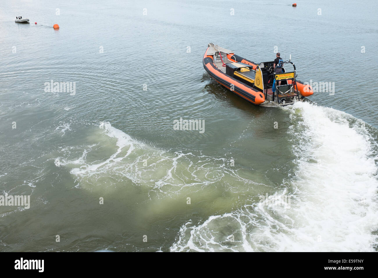 Speedboat estuary hi-res stock photography and images - Alamy