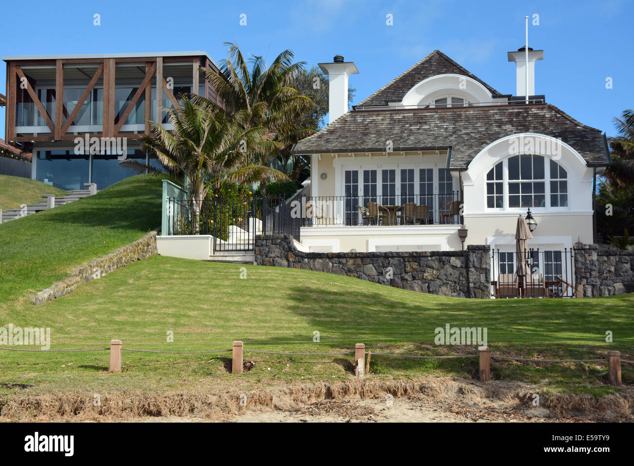 Contrasting beach villas in Takapuna Beach, Auckland, New Zealand Stock ...