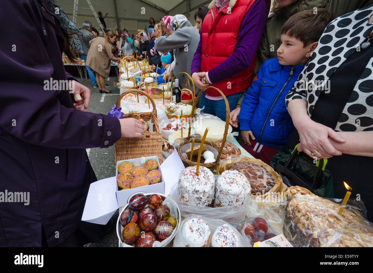 London:Blessing the food on Great Saturday at Russian Orthodox Church ...