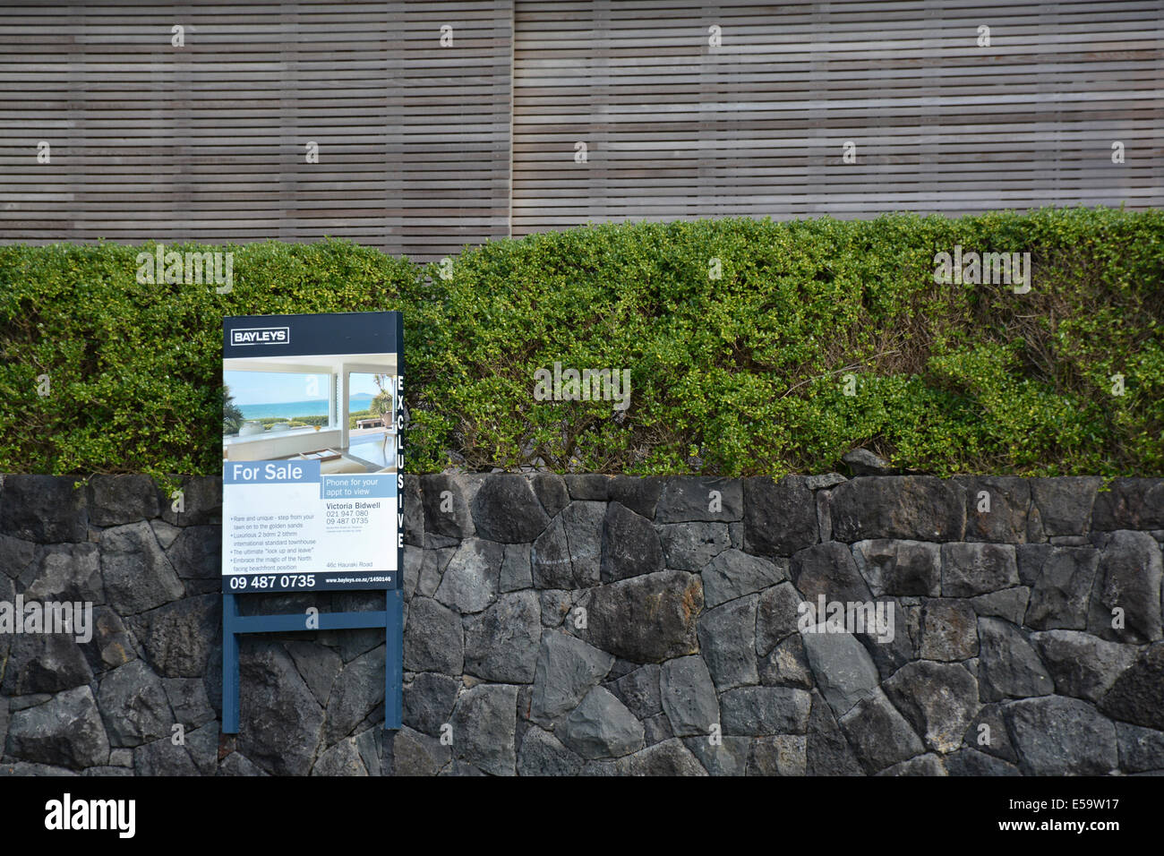 Real estate advertisement fence hi-res stock photography and images - Alamy