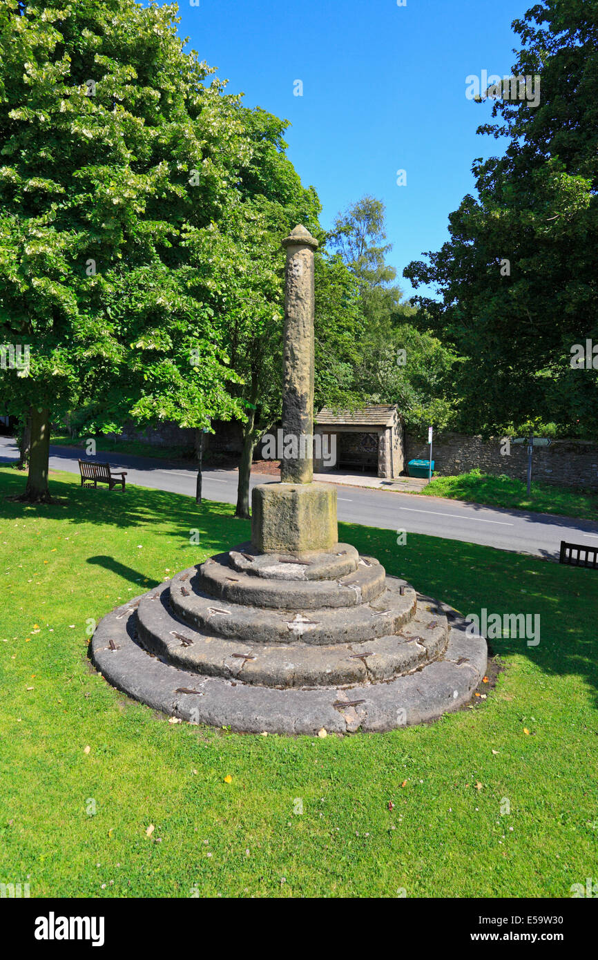 Market Cross on the village green in Great Longstone, Derbyshire, Peak ...