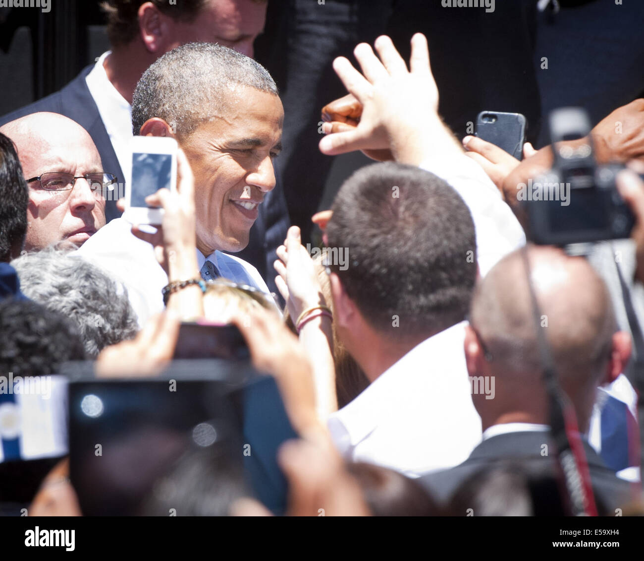 Obama crowd hands hi-res stock photography and images - Alamy