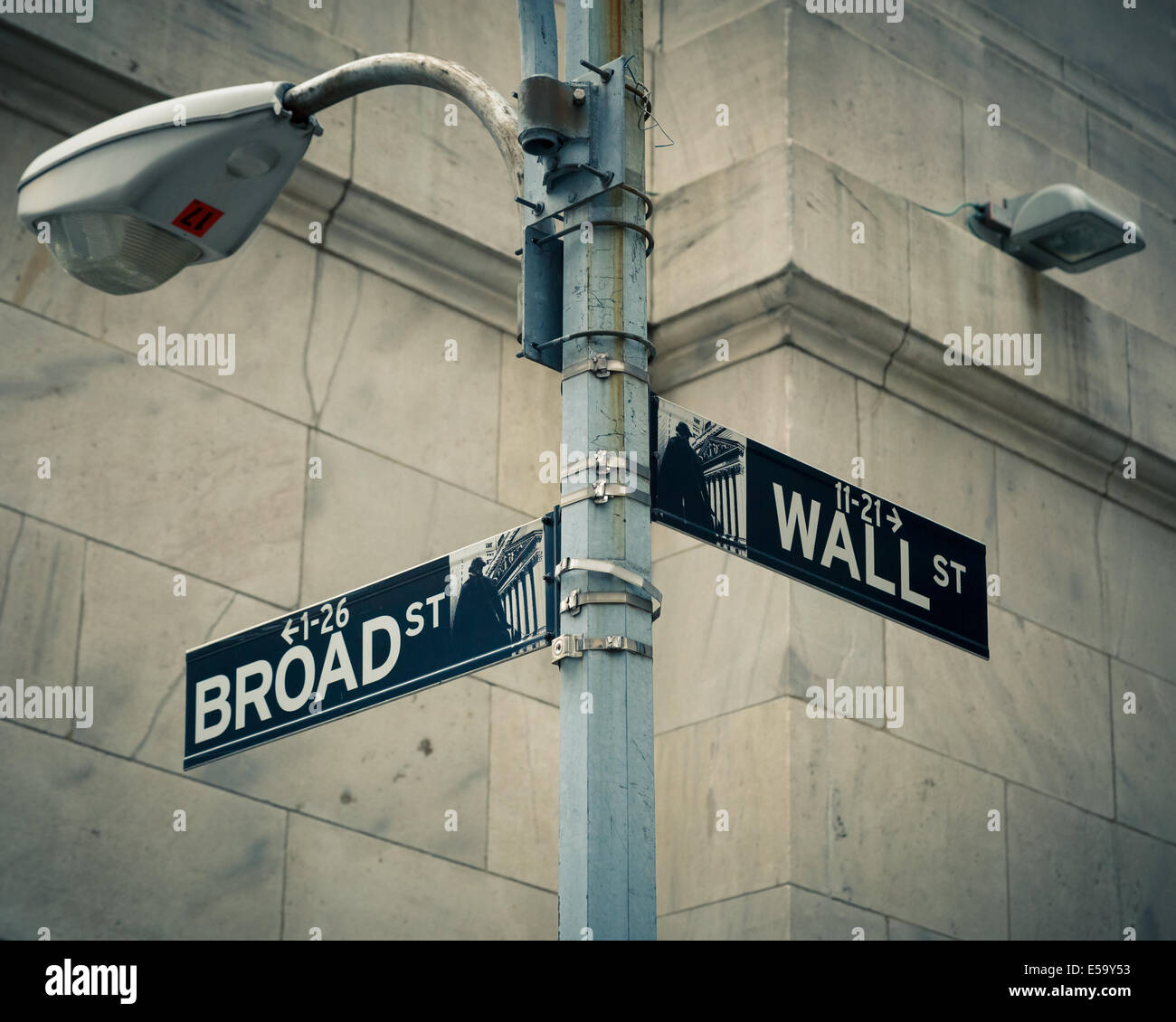 Street signs of Wall street and Broad street Stock Photo - Alamy