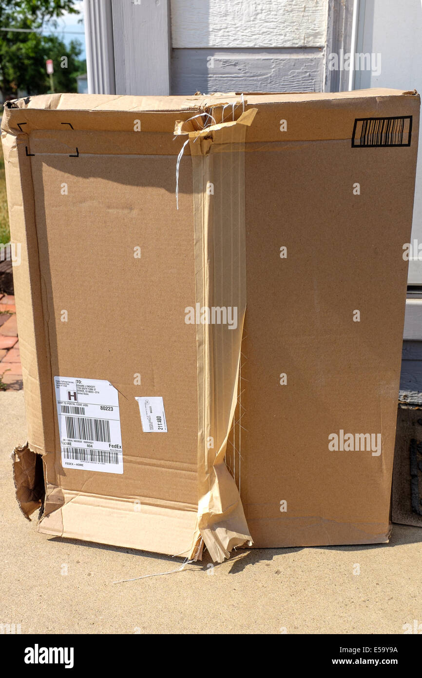 Damaged parcel hi-res stock photography and images - Alamy