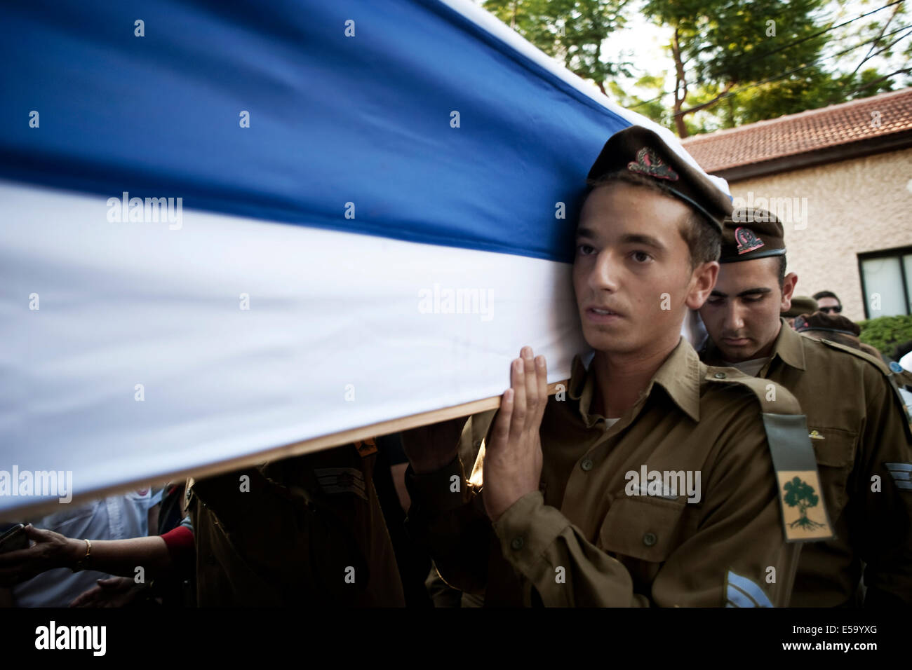 Kfar Azar, Israel, 24th July, 2014. Israeli soldiers carry the coffin ...