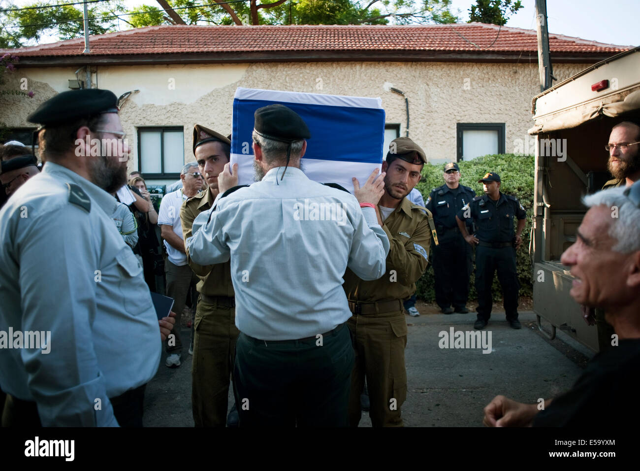 Kfar Azar, Israel, 24th July, 2014. Israeli soldiers carry the coffin ...