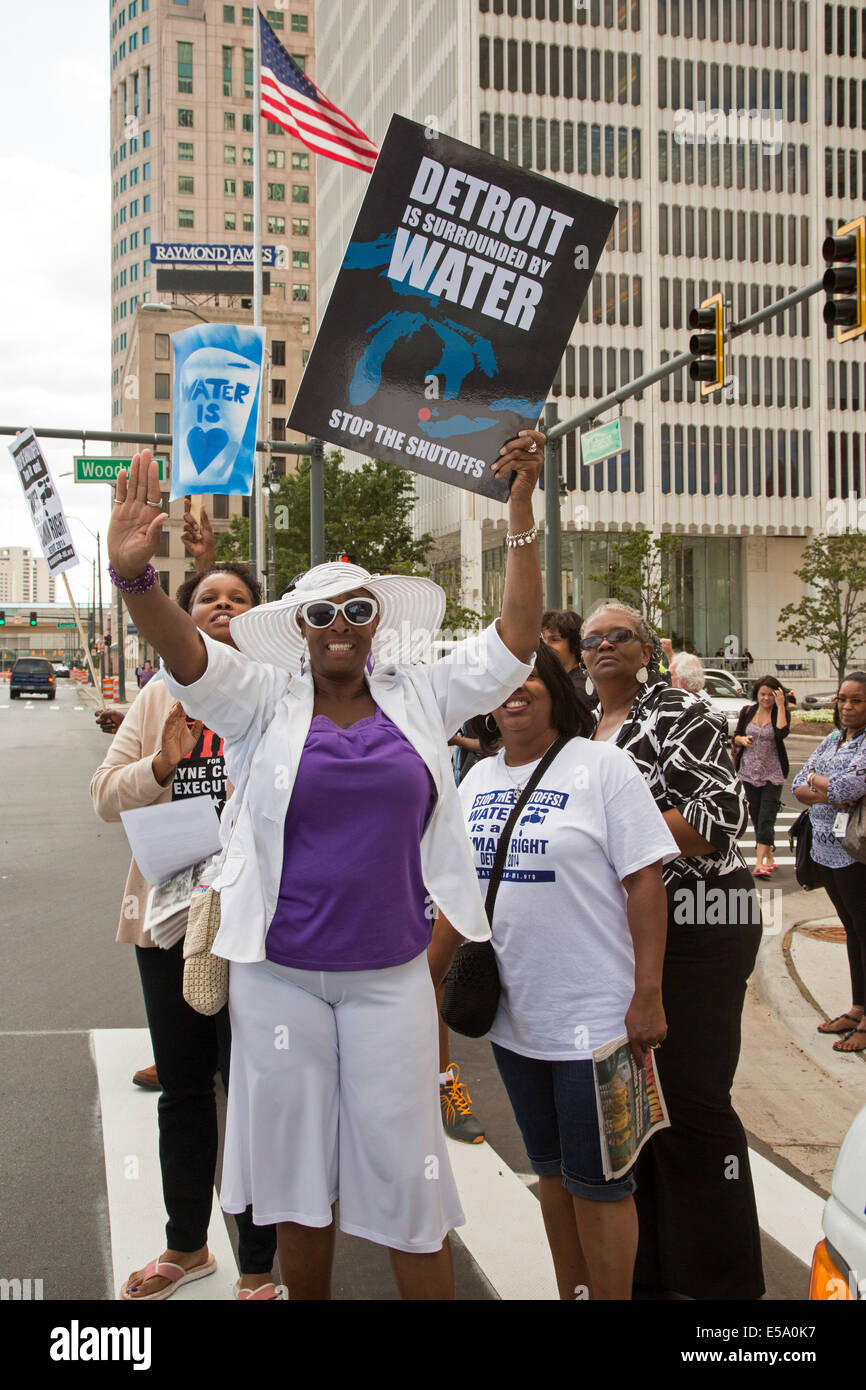 Detroit, Michigan USA - A delegation from Canada delivered water to ...