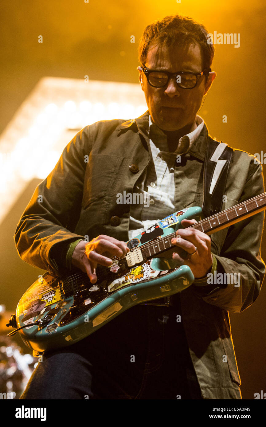 Weezer lead singer rivers cuomo hi-res stock photography and images - Alamy