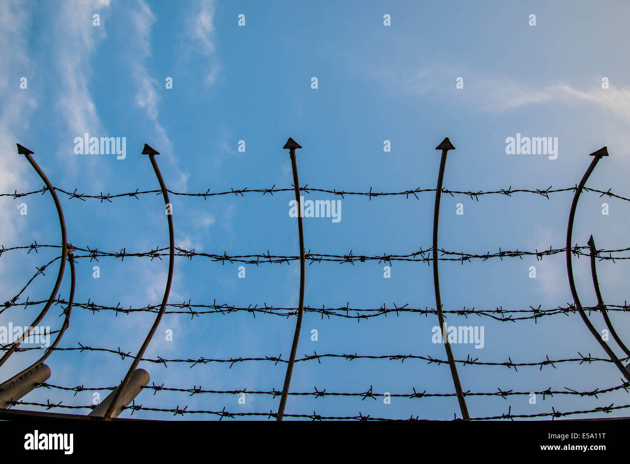 Seamless texture metal mesh fence hi-res stock photography and images ...