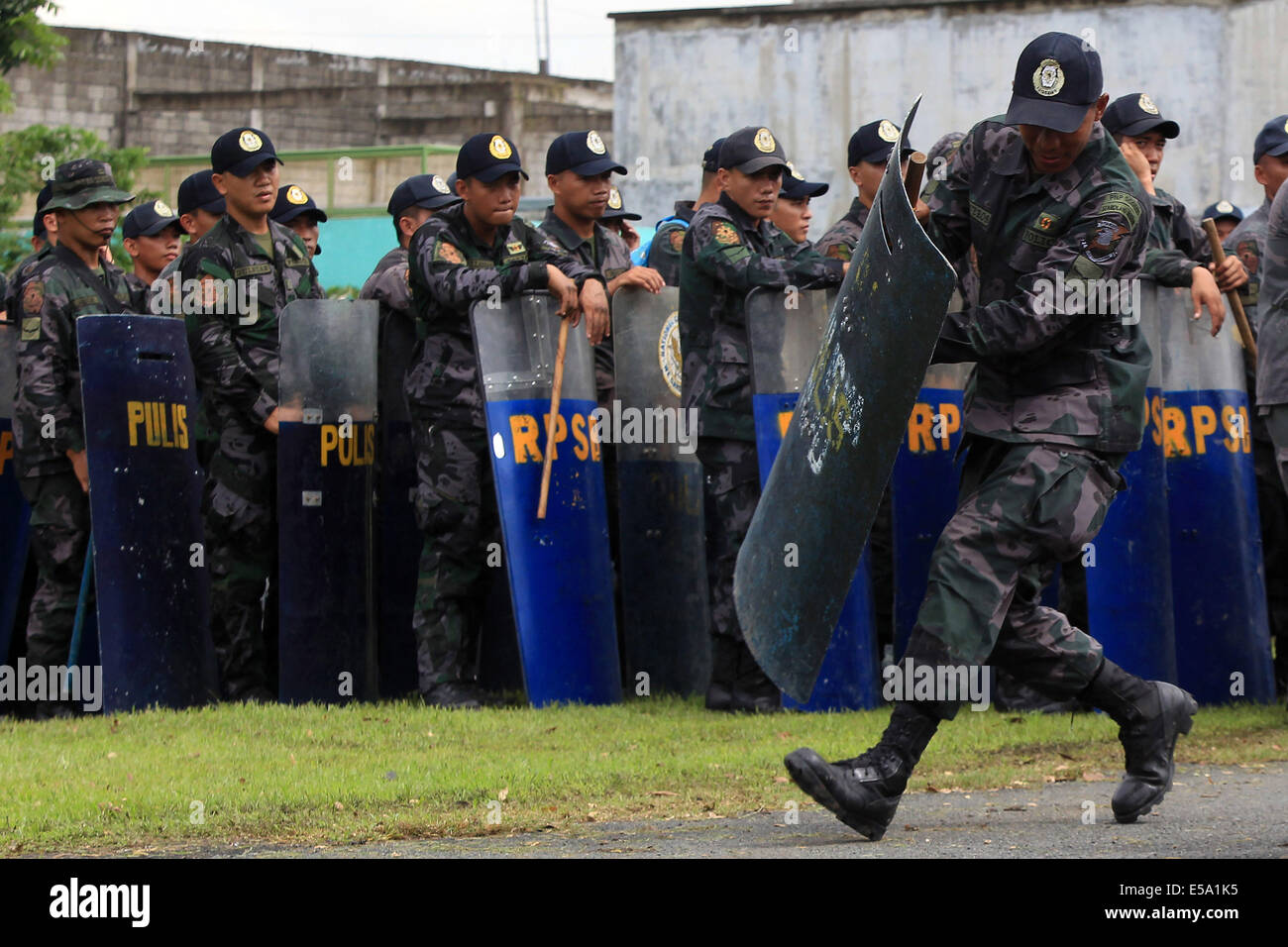 Quezon City, Philippines. 25th July, 2014. Members of the Philippine ...