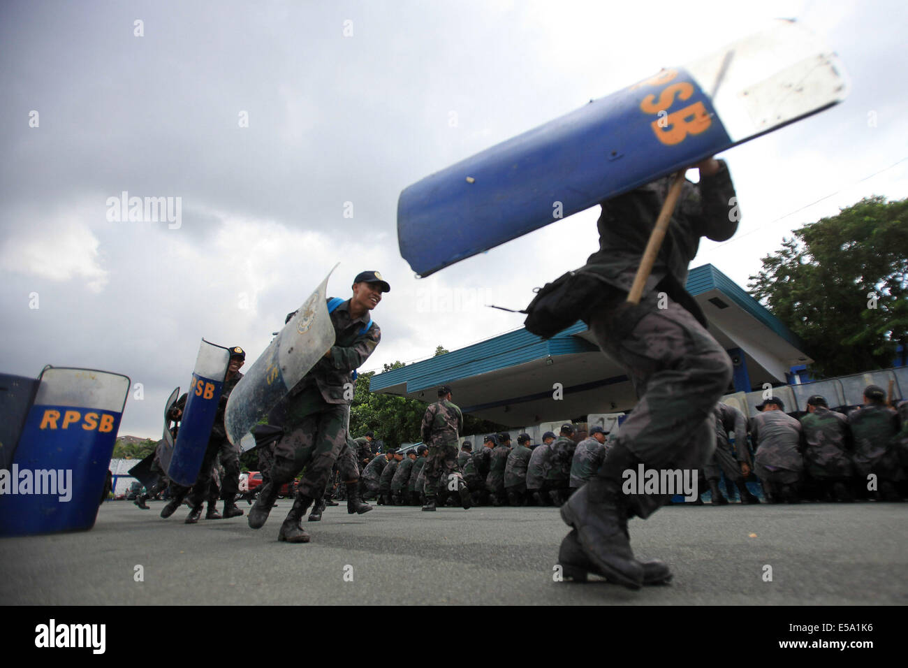 Quezon City, Philippines. 25th July, 2014. Members of the Philippine ...