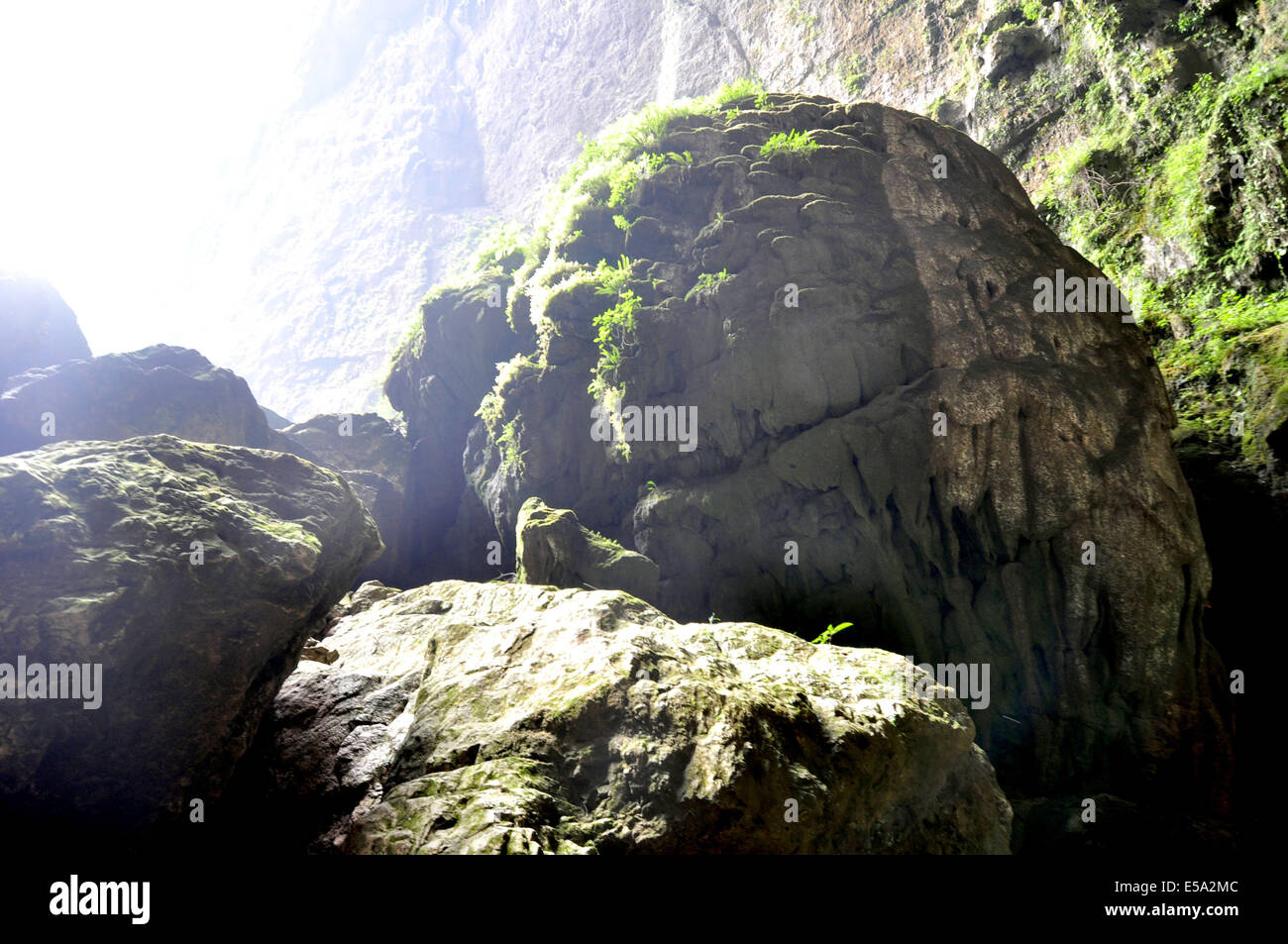 Leping, Jiangxi, CHN. 25th Sep, 2011. JIANGXI, CHINA - July 22: Stone ...