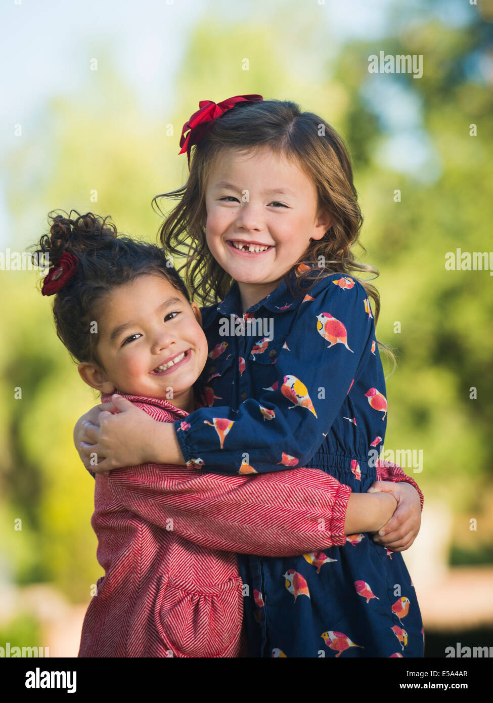 Girls hugging hi-res stock photography and images - Alamy