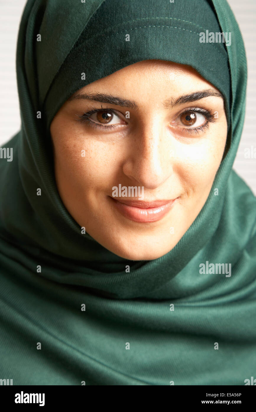 Middle eastern headscarf hi-res stock photography and images - Alamy