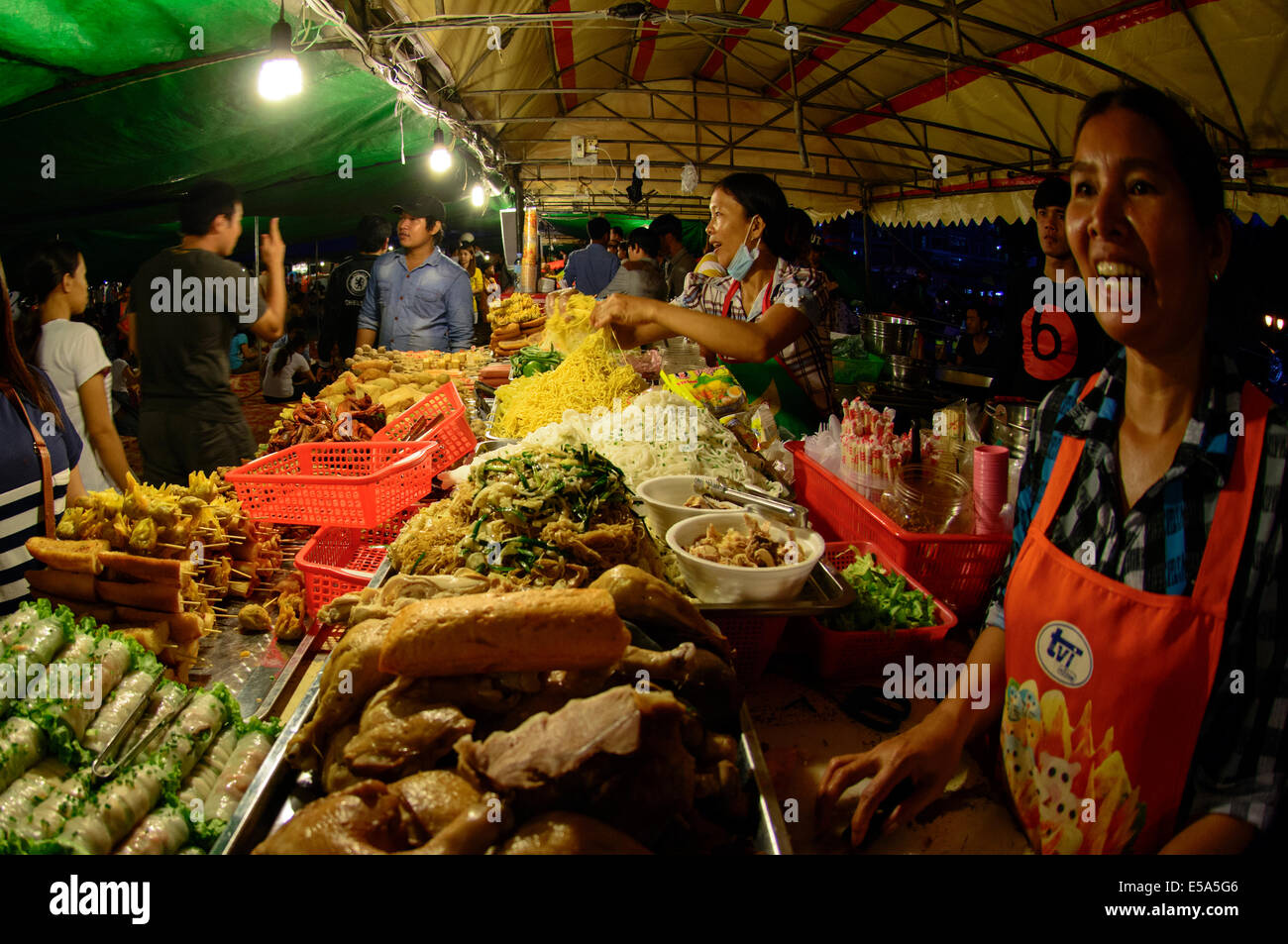 Cambodia phnom penh night market hi-res stock photography and images ...