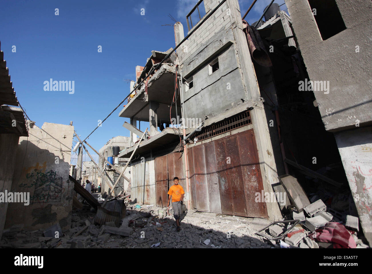 Gaza City, Gaza Strip. 25th July, 2014. Palestinian civilians inspect ...