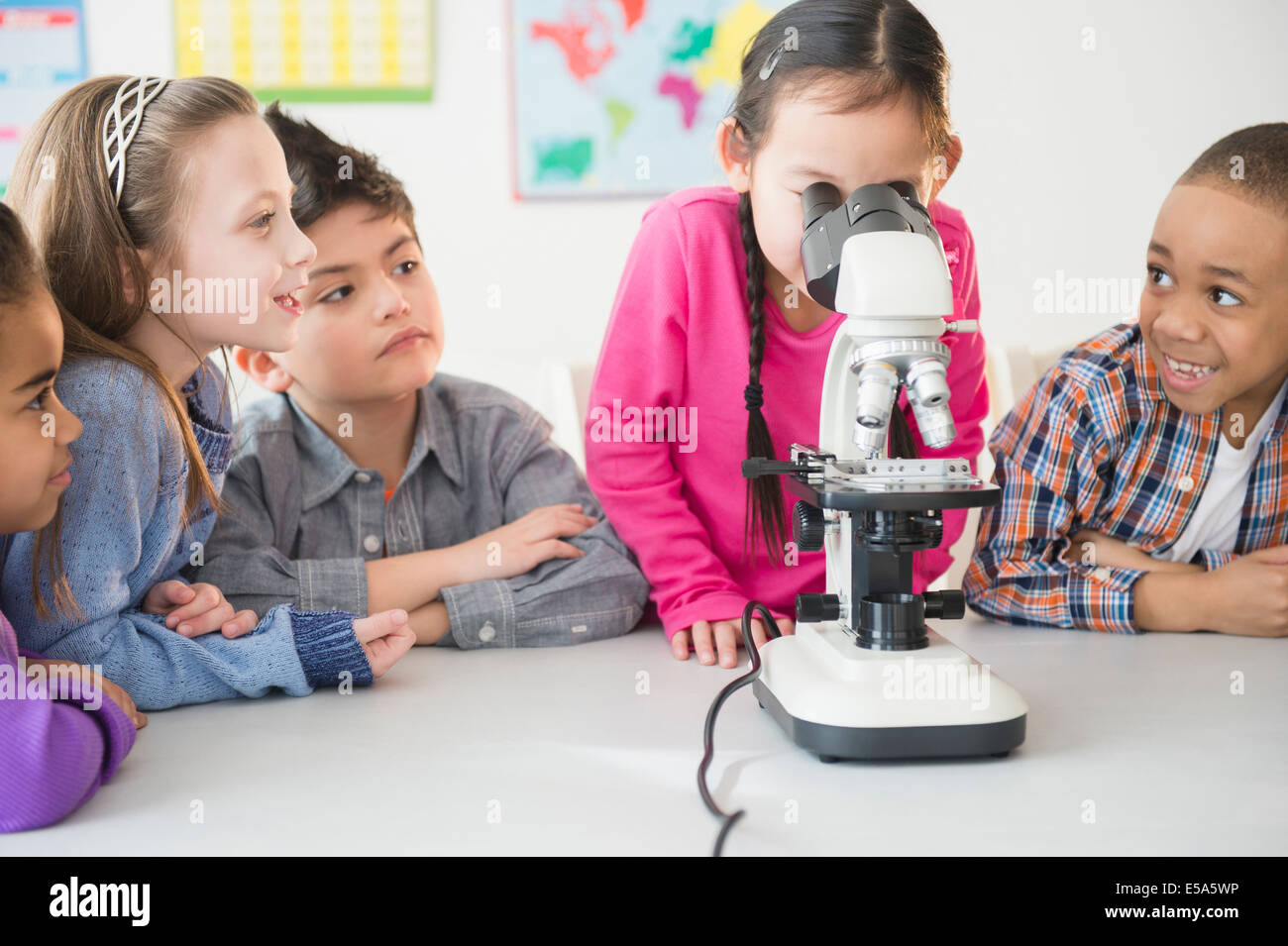 Student microscope hi-res stock photography and images - Alamy