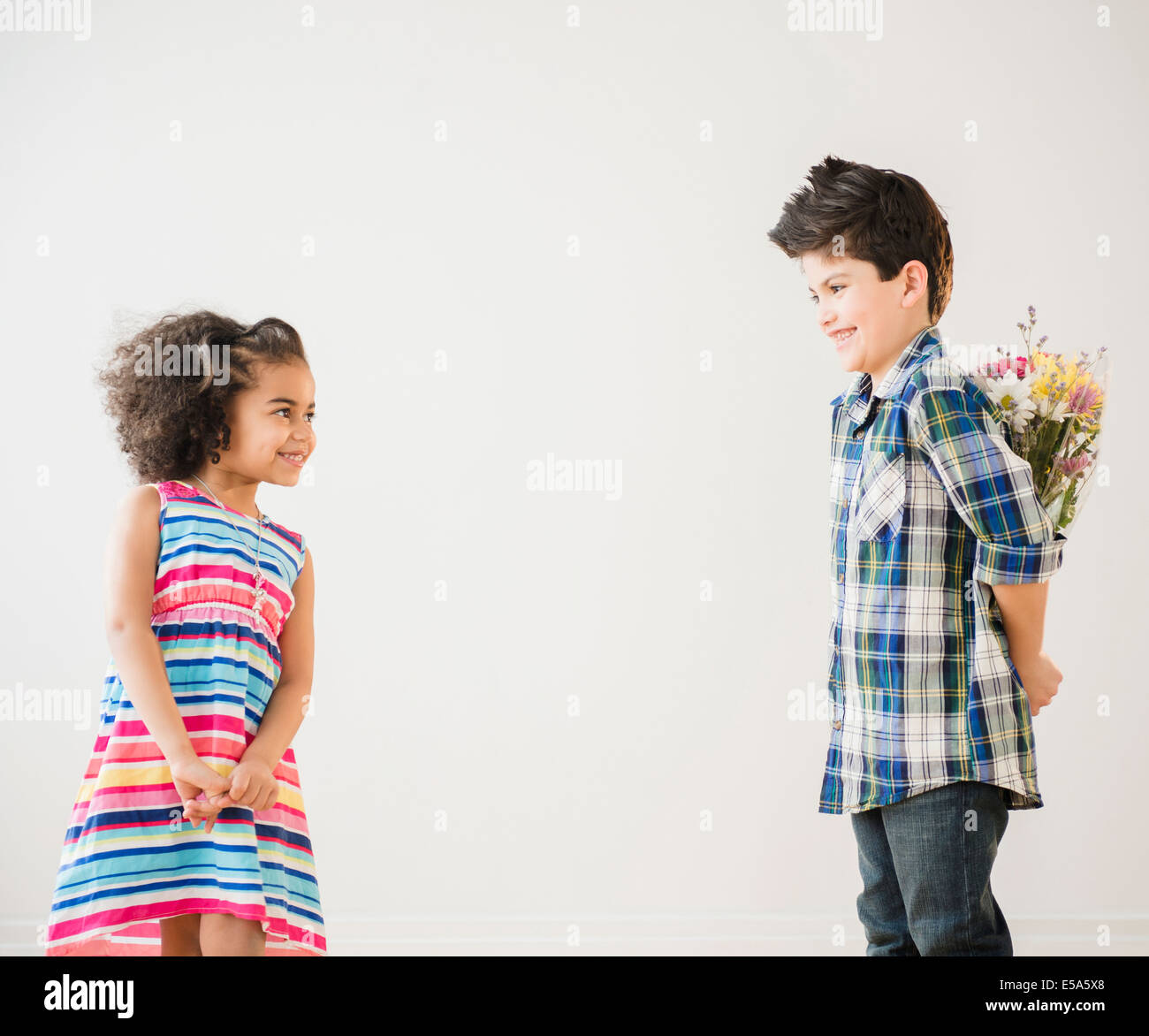 Giving flowers hi-res stock photography and images - Alamy