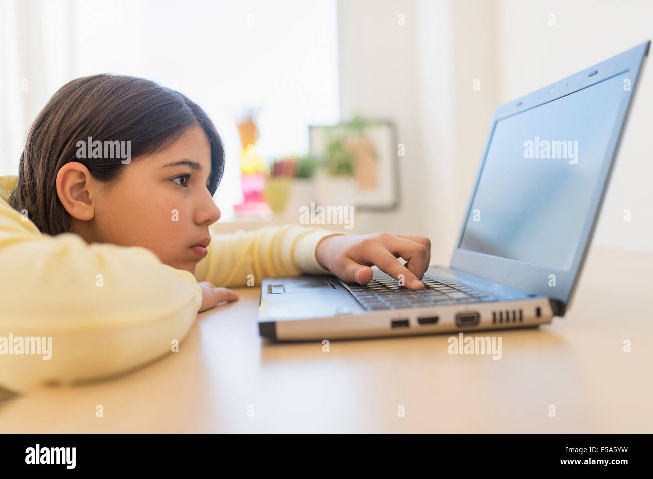 Hispanic girl desk hi-res stock photography and images - Alamy