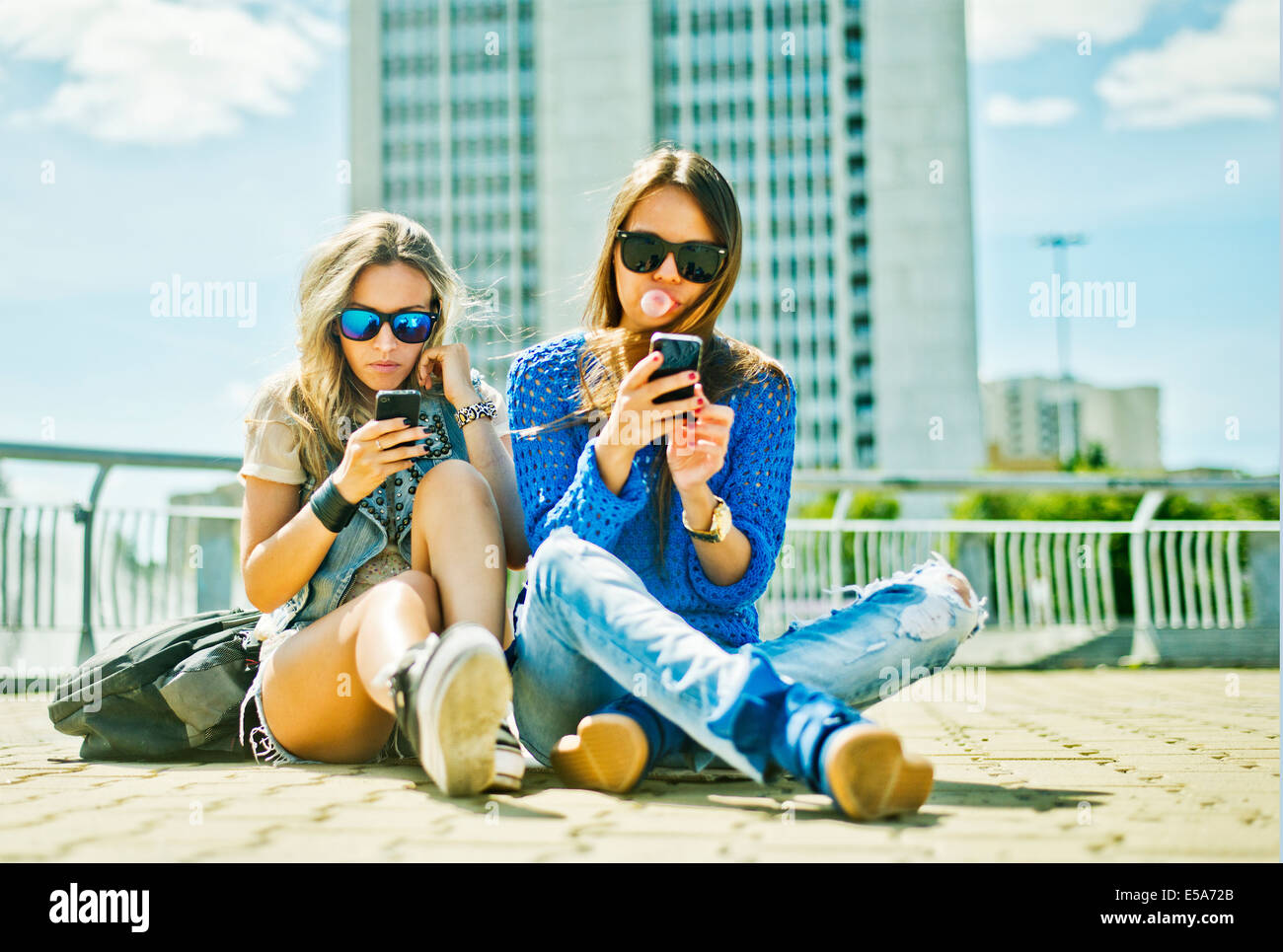 People cell phones street hi-res stock photography and images - Alamy