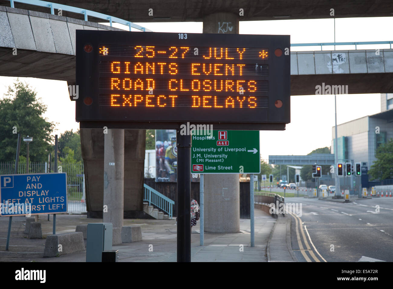 The giant arch signs hi-res stock photography and images - Alamy