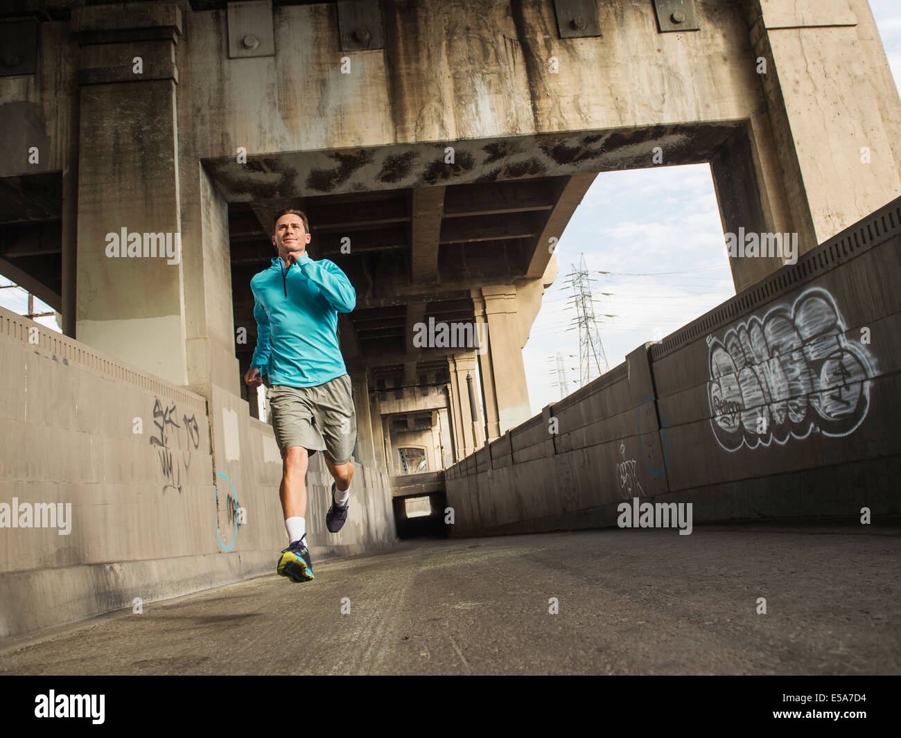Runner running in tunnel hi-res stock photography and images - Alamy