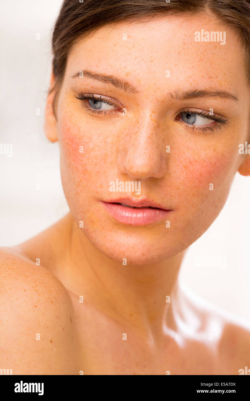 Head shot looking over shoulder hi-res stock photography and images - Alamy