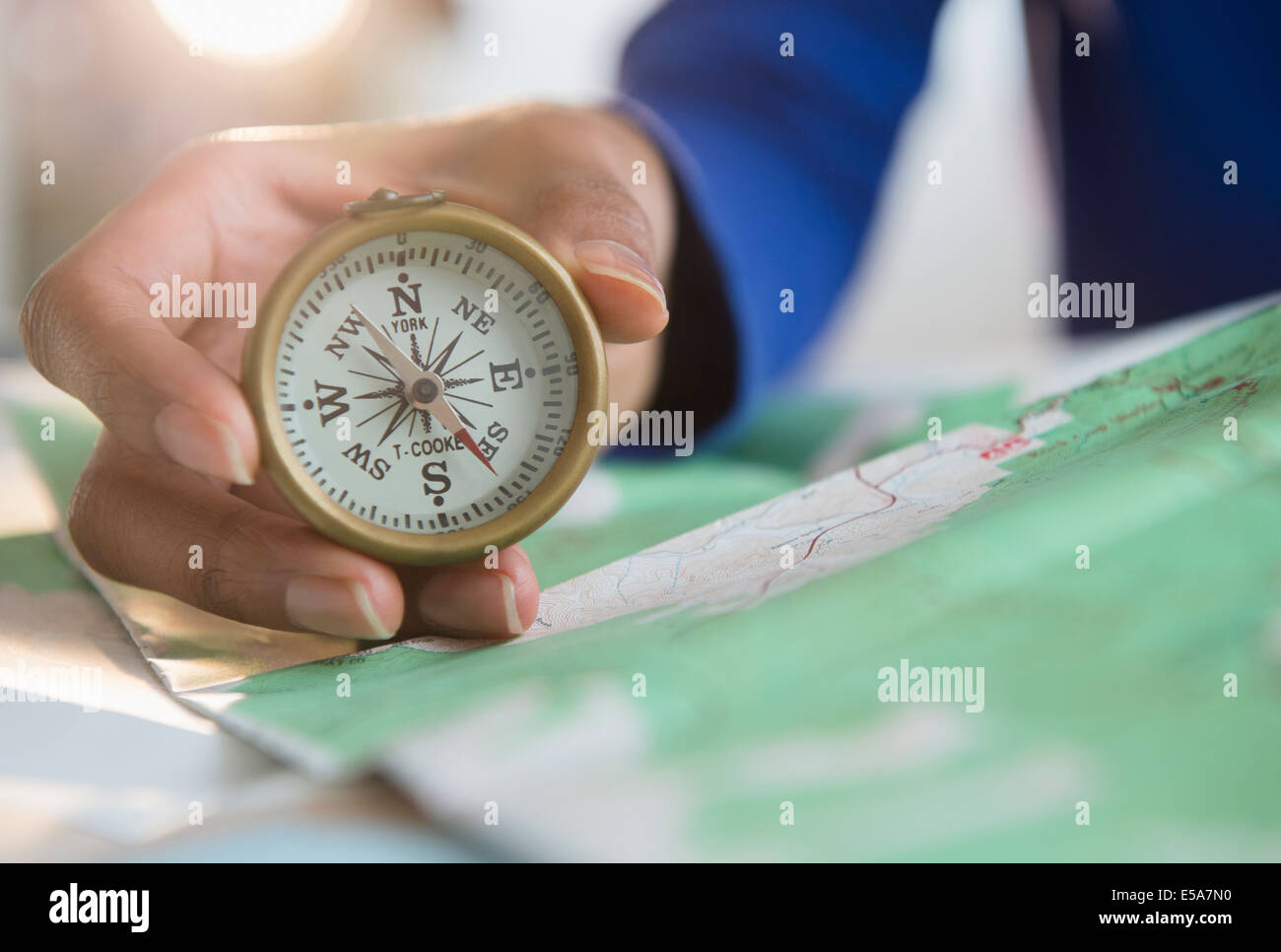 Holding map hi-res stock photography and images - Alamy