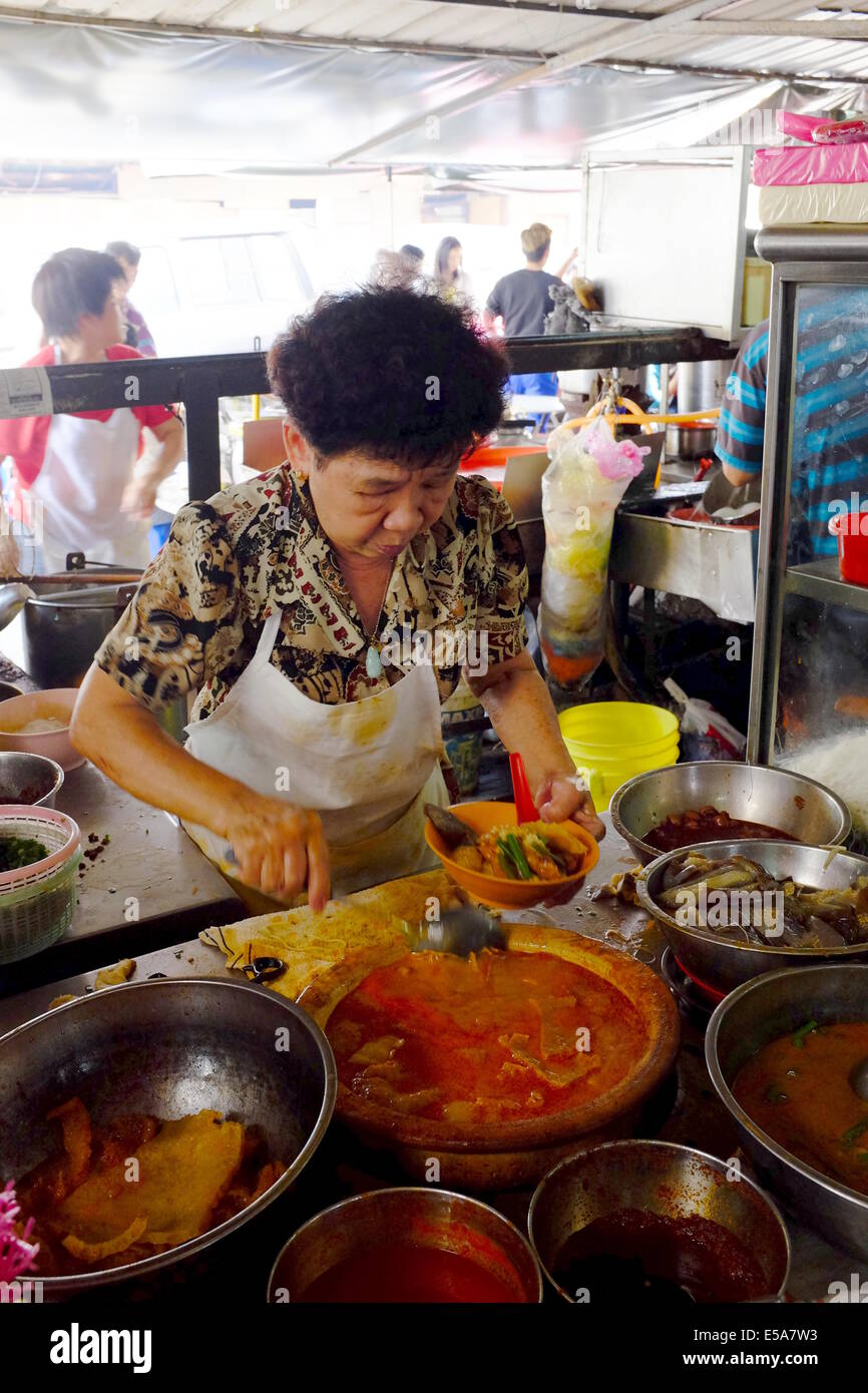 Hawker serving laksa in a Kuala Lumpur market Stock Photo - Alamy