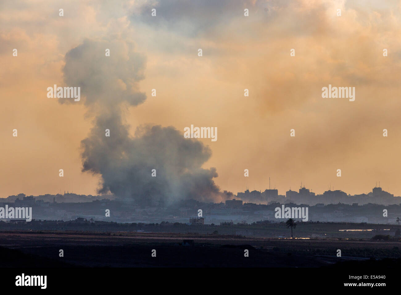Gaza Border, Operation Protective Edge. 24th July, 2014. Smoke billows ...