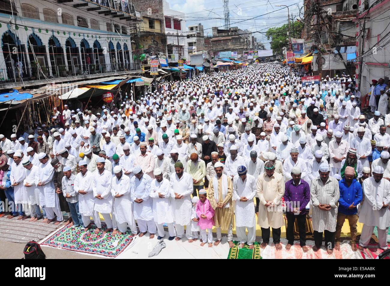 Muslims offer prayer for Gaza victims during prayer (Namaz - E - Alvida ...