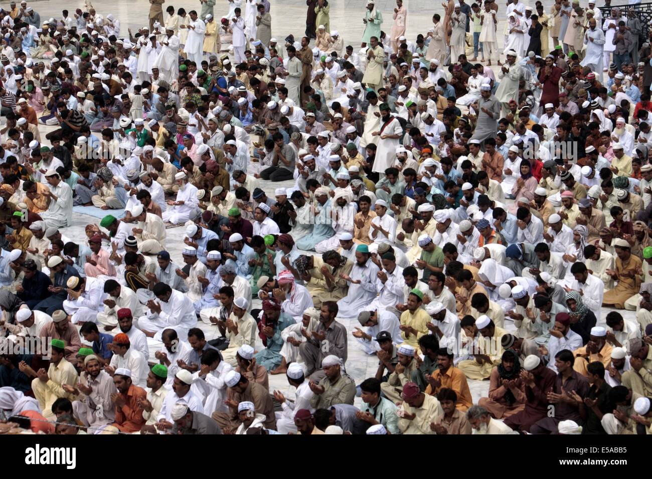 Lahore, Pakistan. 25th July, 2014. Pakistani Muslims offer Jummat-ul ...