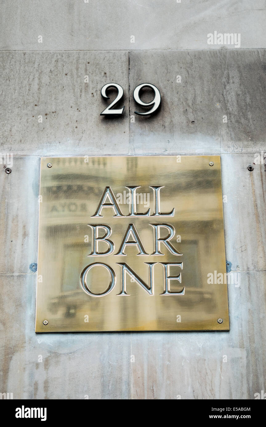 All bar one george street edinburgh hi-res stock photography and images ...
