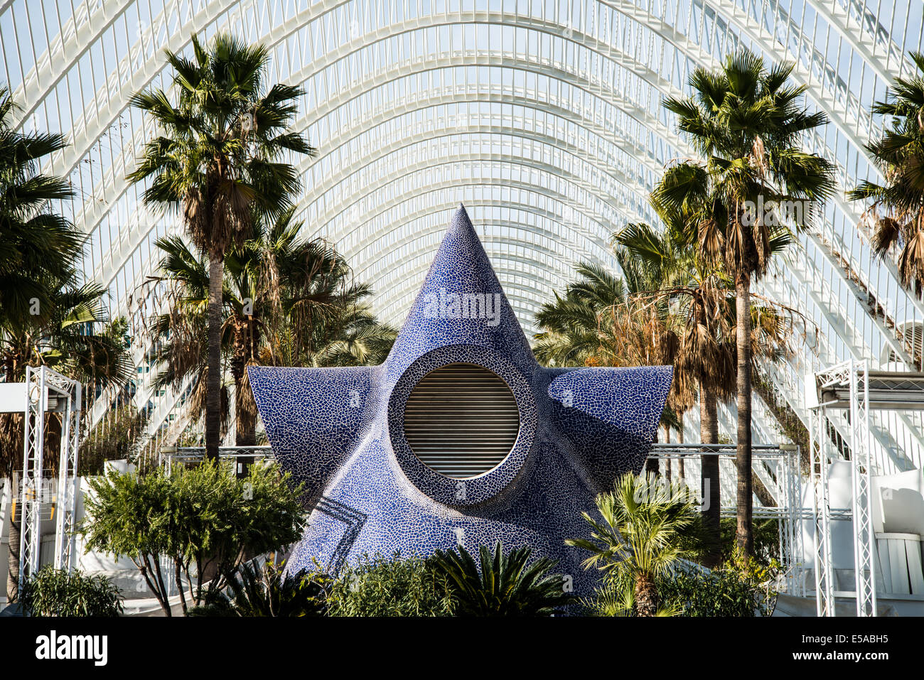 L'Umbracle, arches and palmtrees Stock Photo - Alamy
