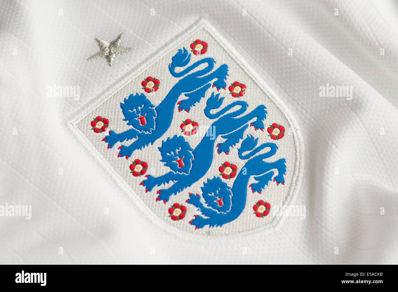England football badge hi-res stock photography and images - Alamy