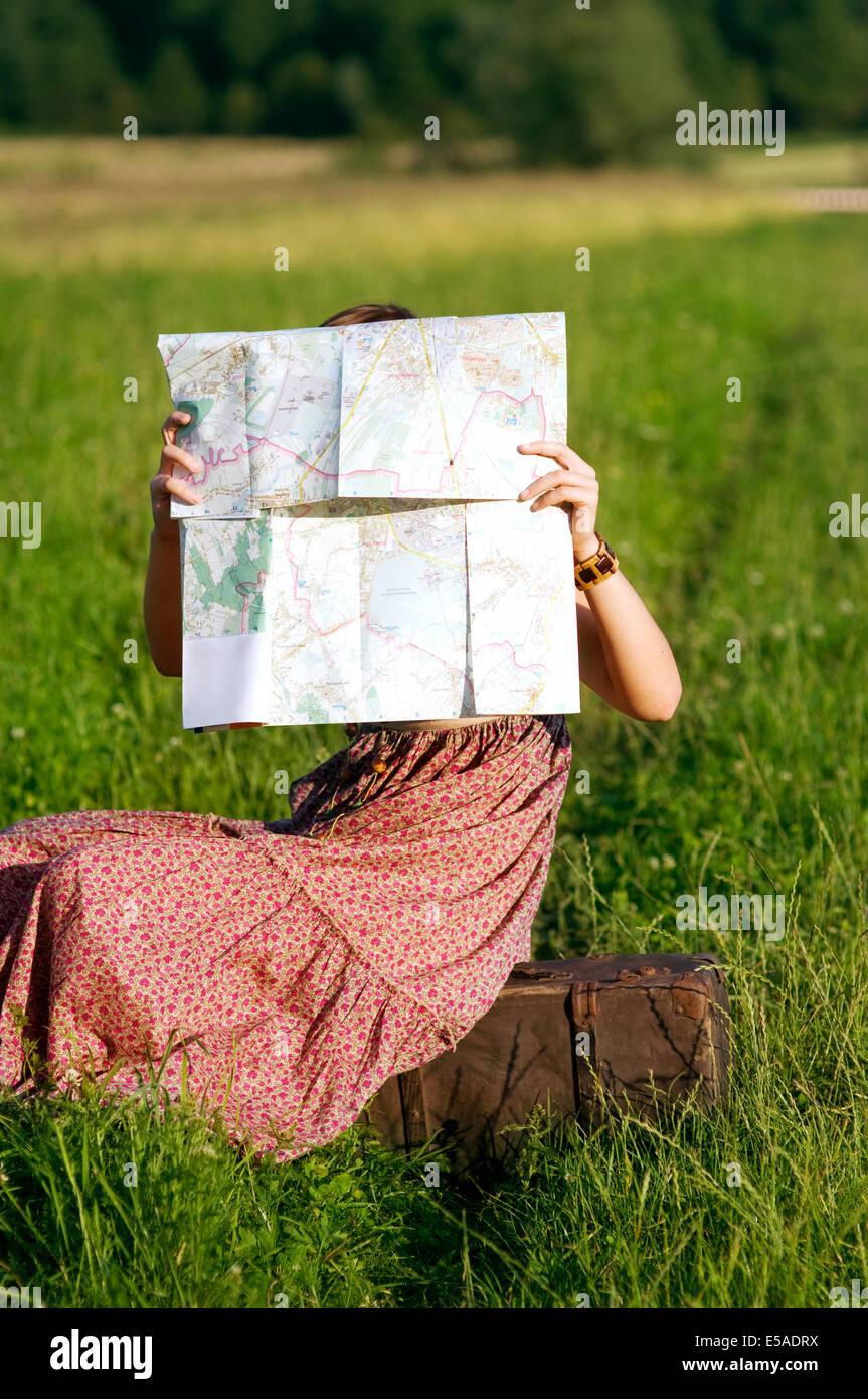 Retro map reading hi-res stock photography and images - Alamy