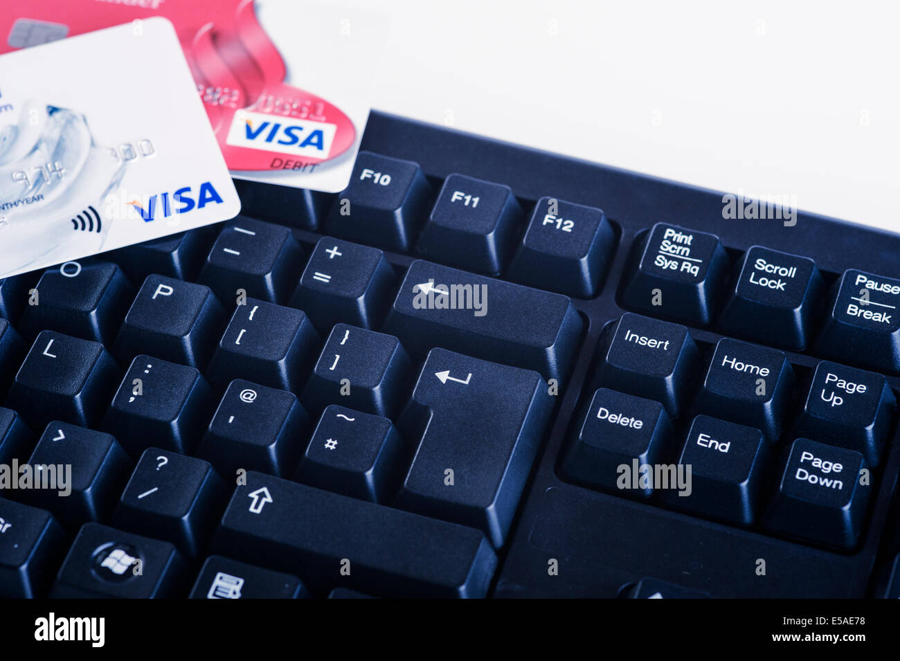 Visa credit card online shopping hi-res stock photography and images ...