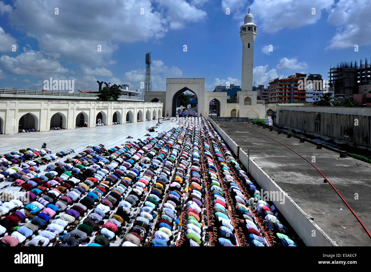 People praying juma-tul-wida's at Baitul Mukarram mosque in Dhaka. Juma ...