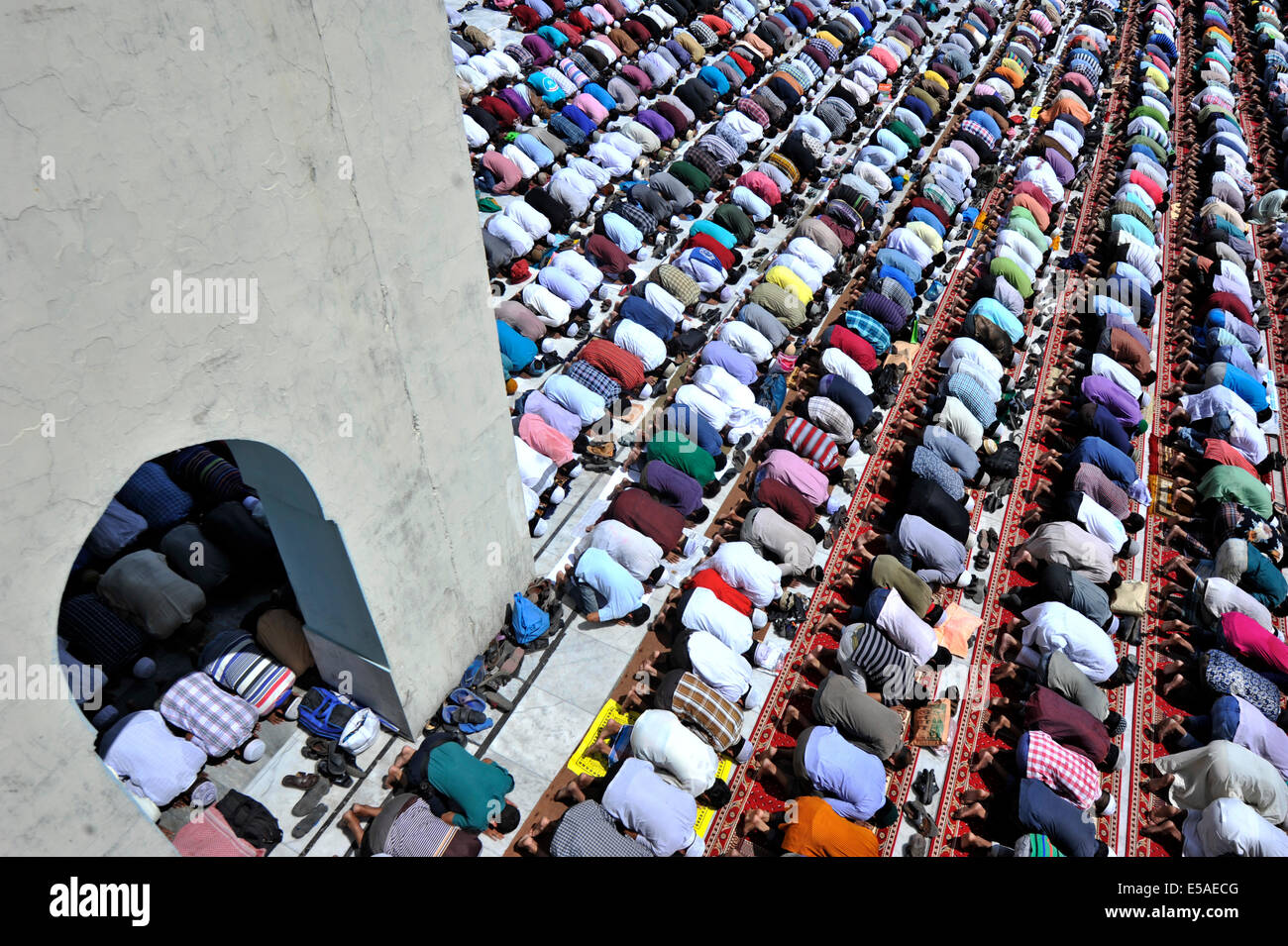 People praying juma-tul-wida's at Baitul Mukarram mosque in Dhaka. Juma ...