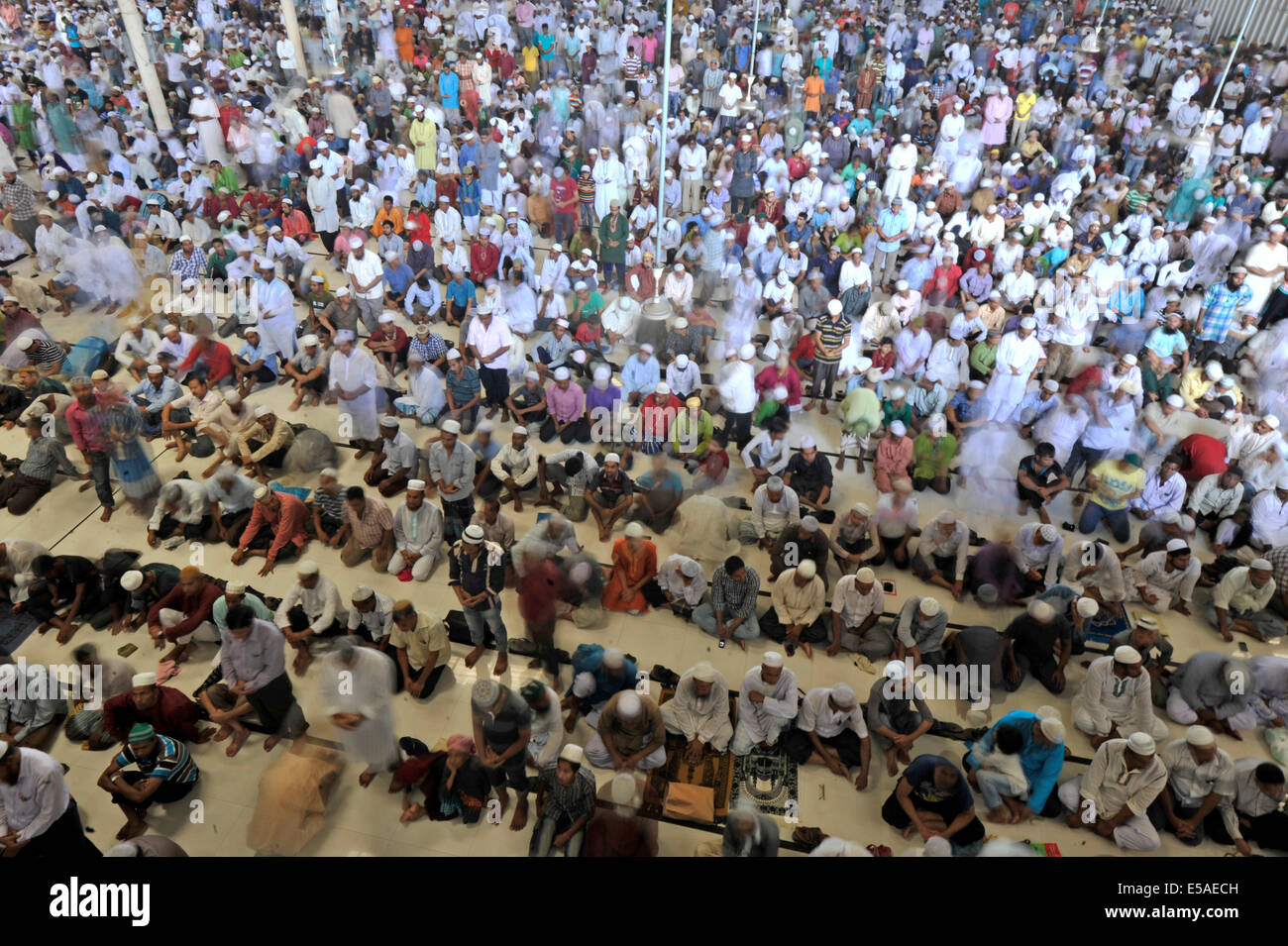 People praying juma-tul-wida's at Baitul Mukarram mosque in Dhaka. Juma ...