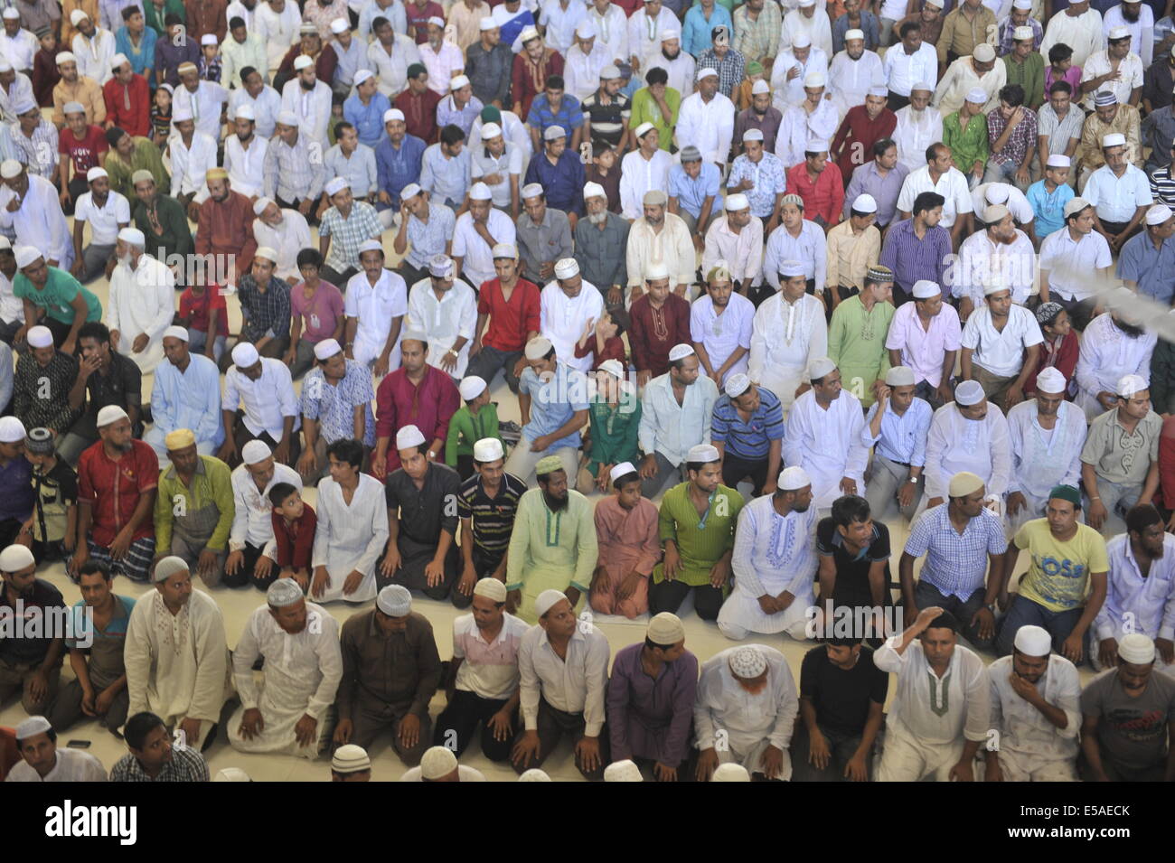 People praying juma-tul-wida's at Baitul Mukarram mosque in Dhaka. Juma ...