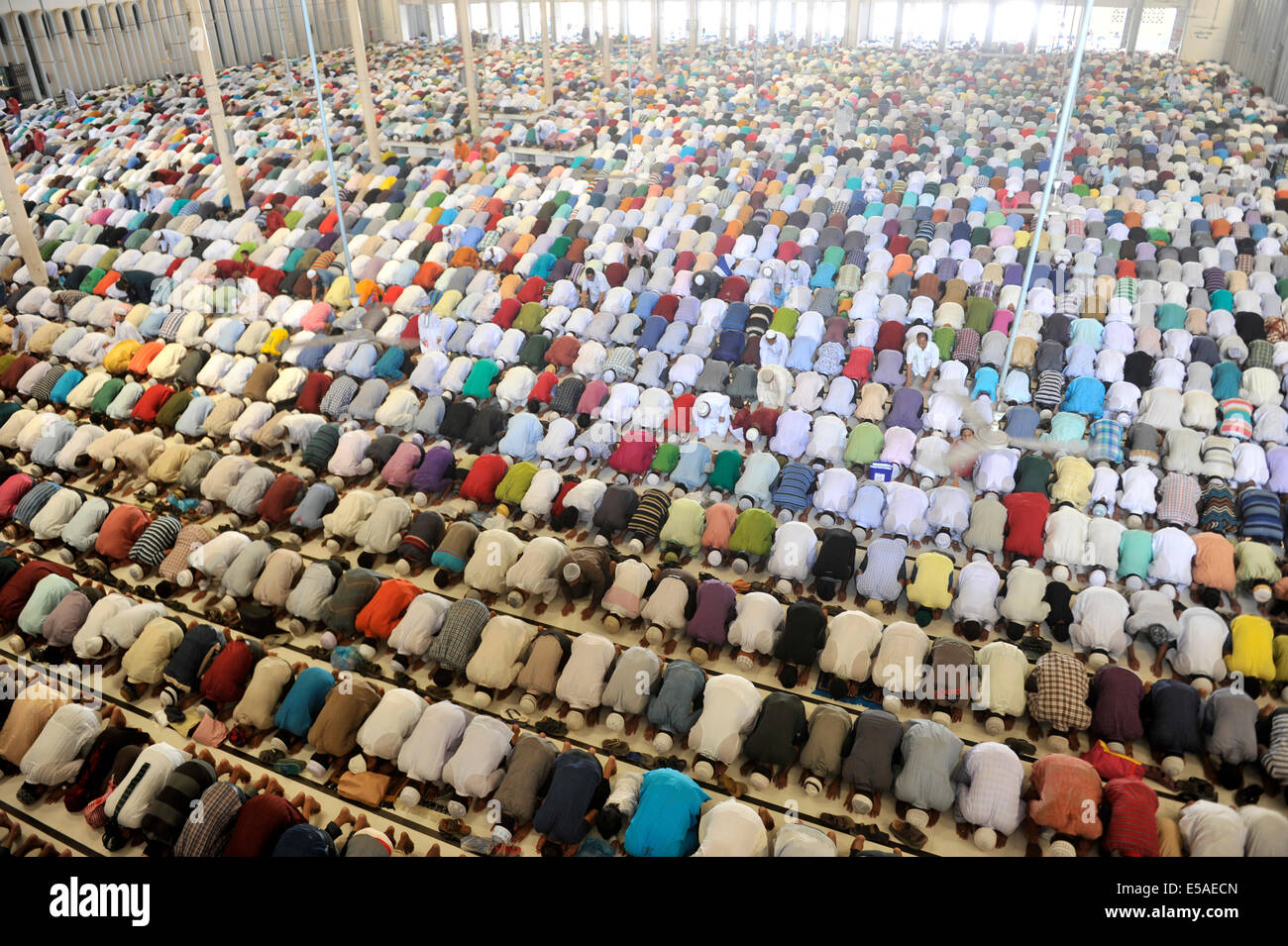 People praying juma-tul-wida's at Baitul Mukarram mosque in Dhaka. Juma ...