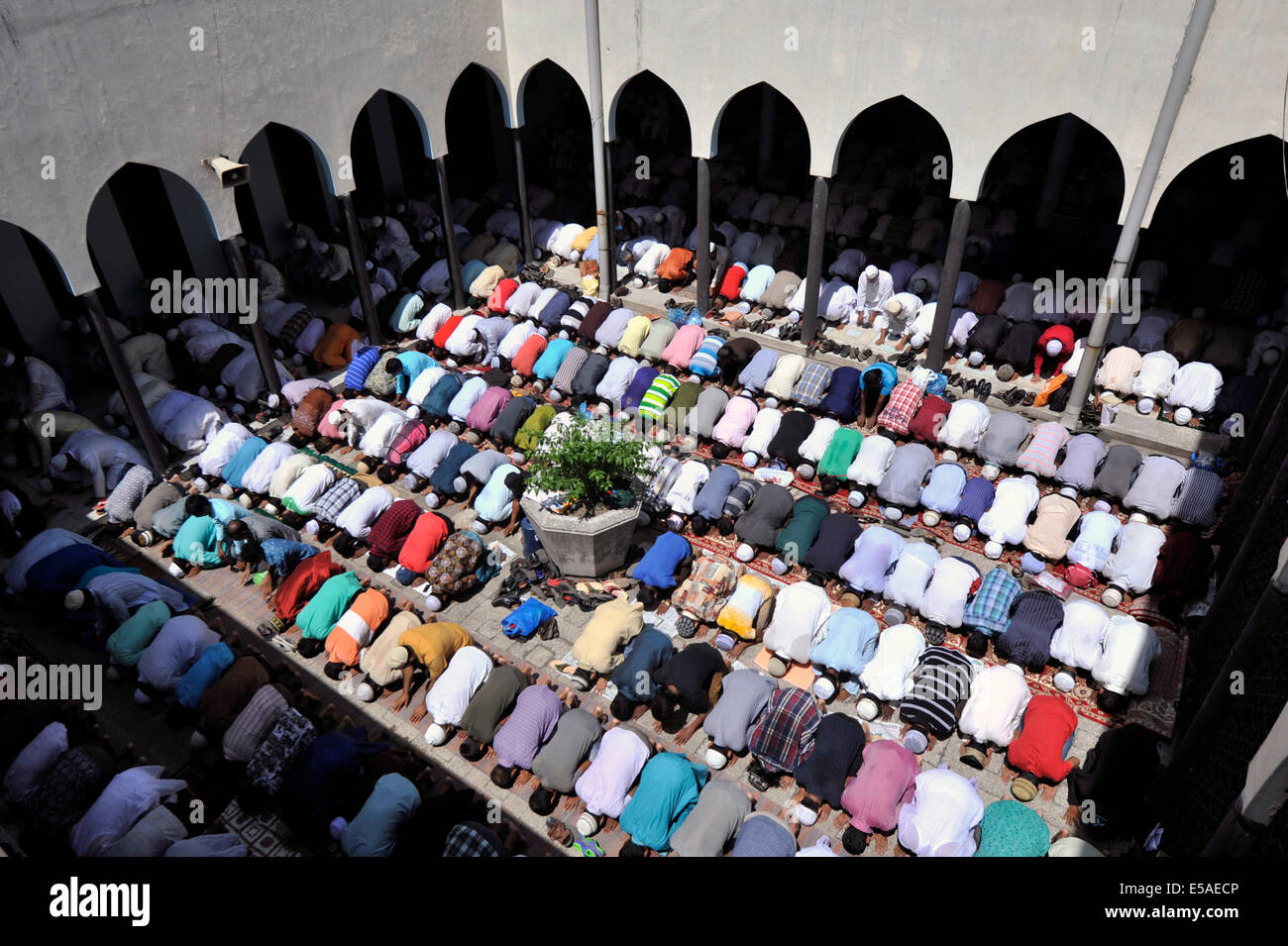People praying juma-tul-wida's at Baitul Mukarram mosque in Dhaka. Juma ...