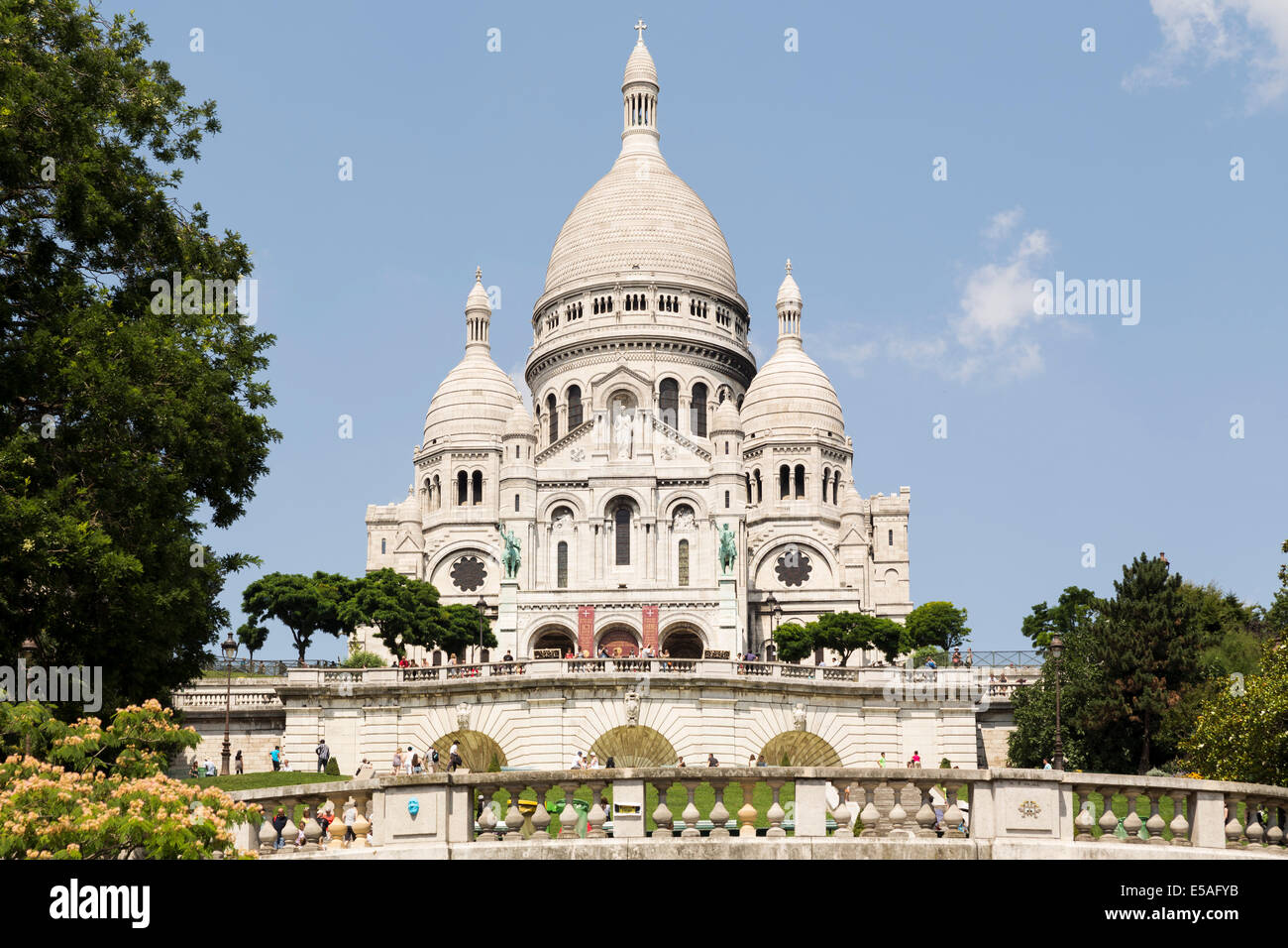 Paris, France. 24th July, 2014. Tourist enjoy the warm weather and sit ...
