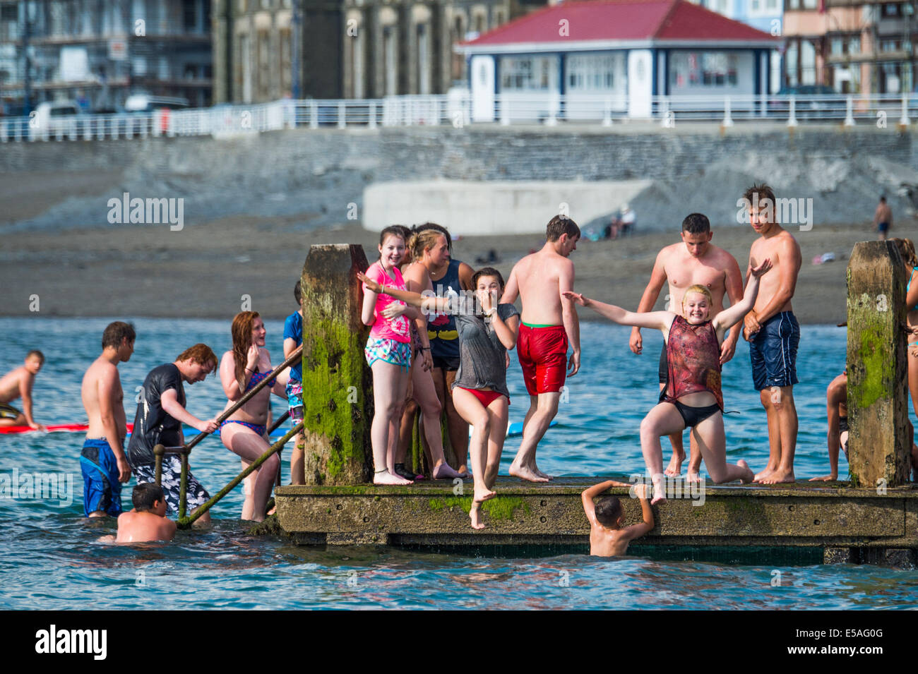 Children jumping off jetty hi-res stock photography and images - Alamy