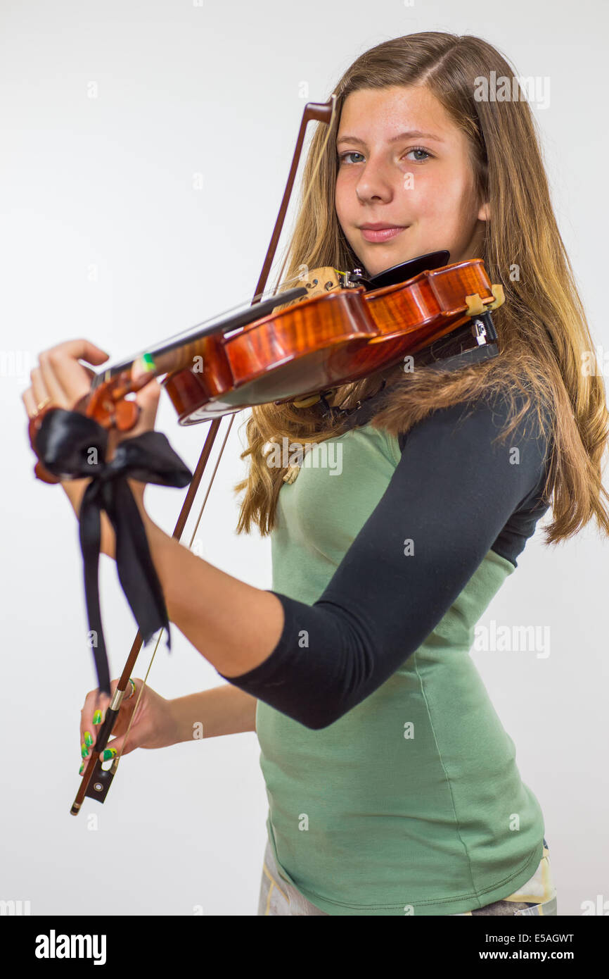 Girl playing violin Stock Photo - Alamy
