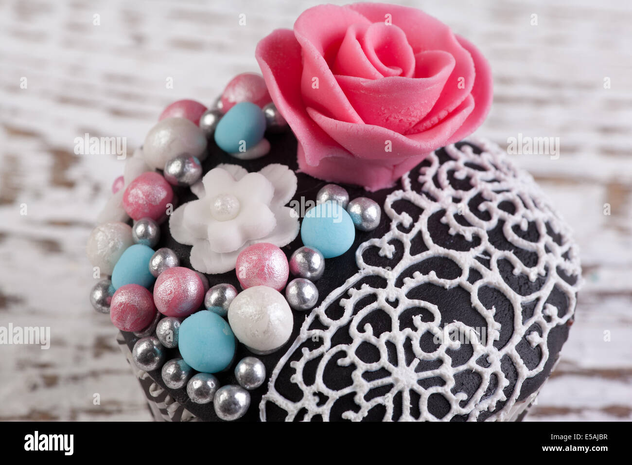 close up cupcake with pink rose and edible lace Stock Photo - Alamy