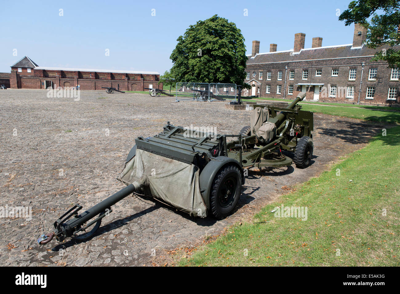 25 pounder artillery gun hi-res stock photography and images - Alamy