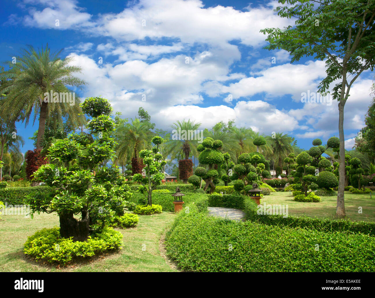 Lush green parks hi-res stock photography and images - Alamy
